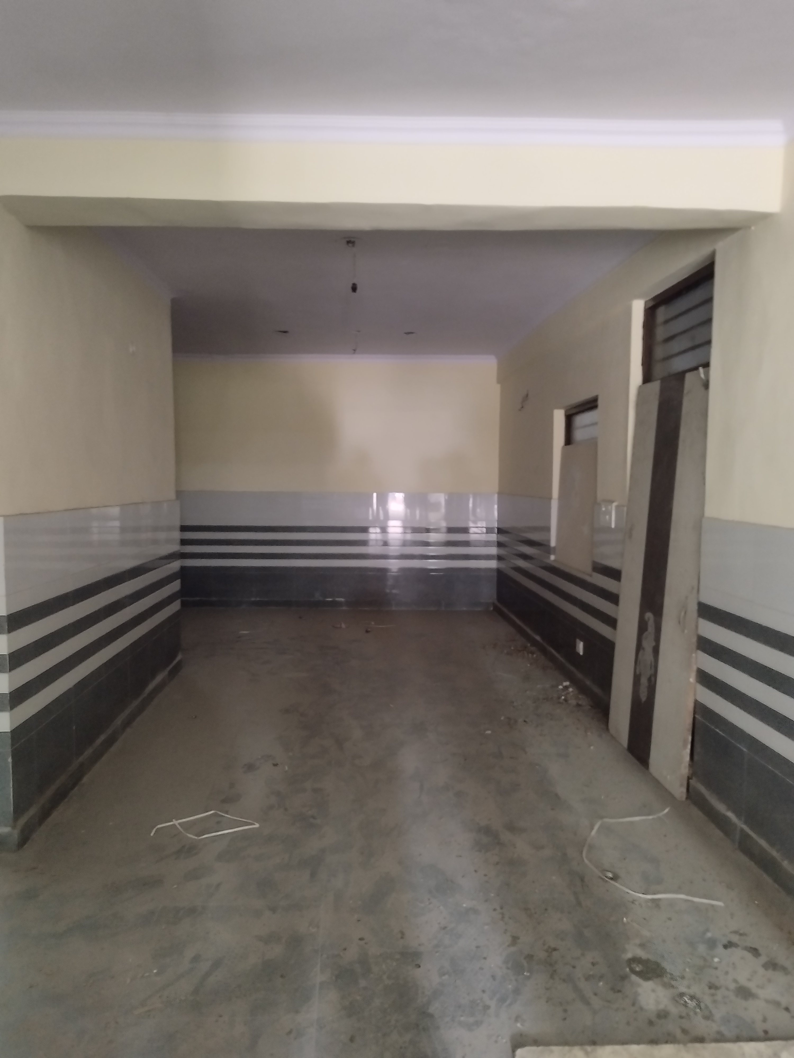 Rental Commercial Showroom 600 Sq.Ft. in Uttam Nagar Delhi - 6140152