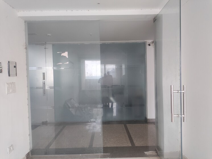 Resale Commercial Office Space 500 Sq.Ft. in Omaxe Sun, Sector 79 ...