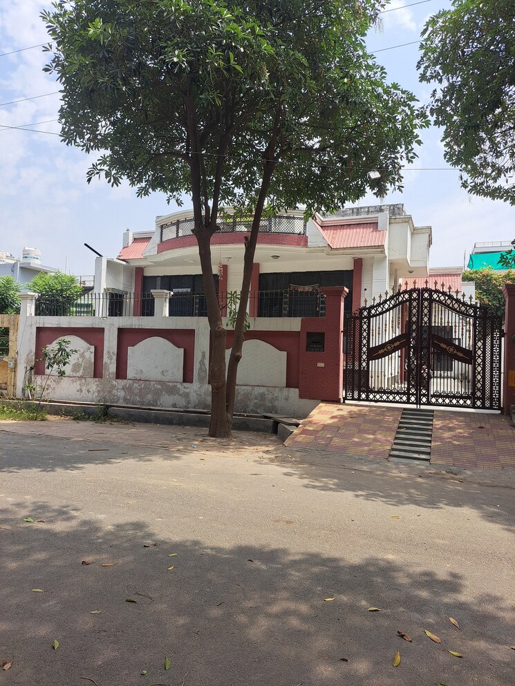 Resale 4 Bedroom 300 Sq.Mt. Villa in Sector 72 Noida - 6864614