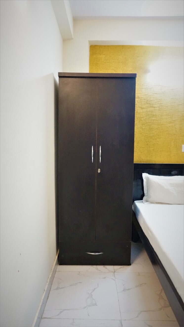 Rental 1 RK 200 Sq.Ft. Apartment in Ambience Mall, Sector 24 Gurgaon ...