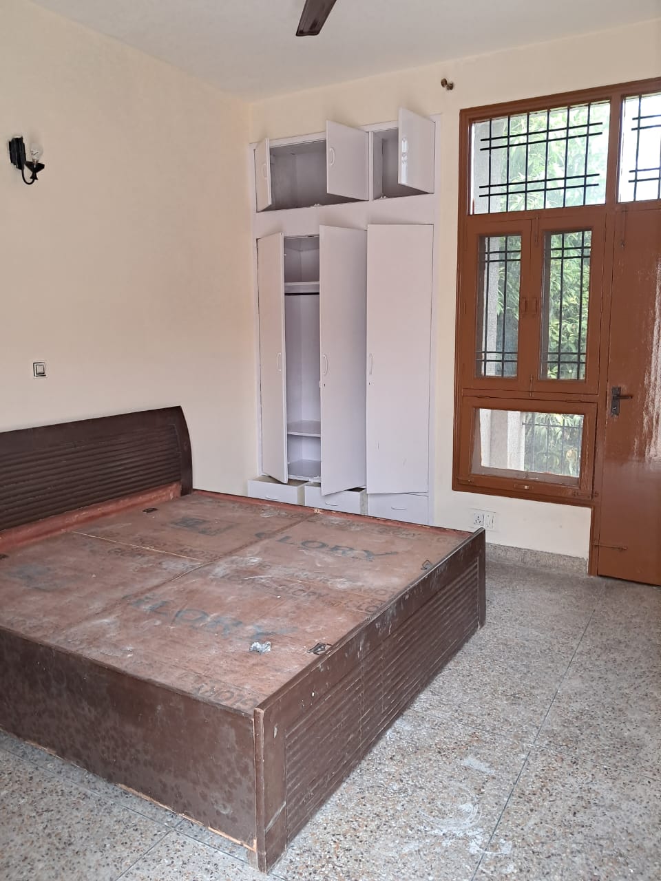 Rental 1 RK 450 Sq.Ft. Independent House in Parsvnath Plaza 27, Sector ...