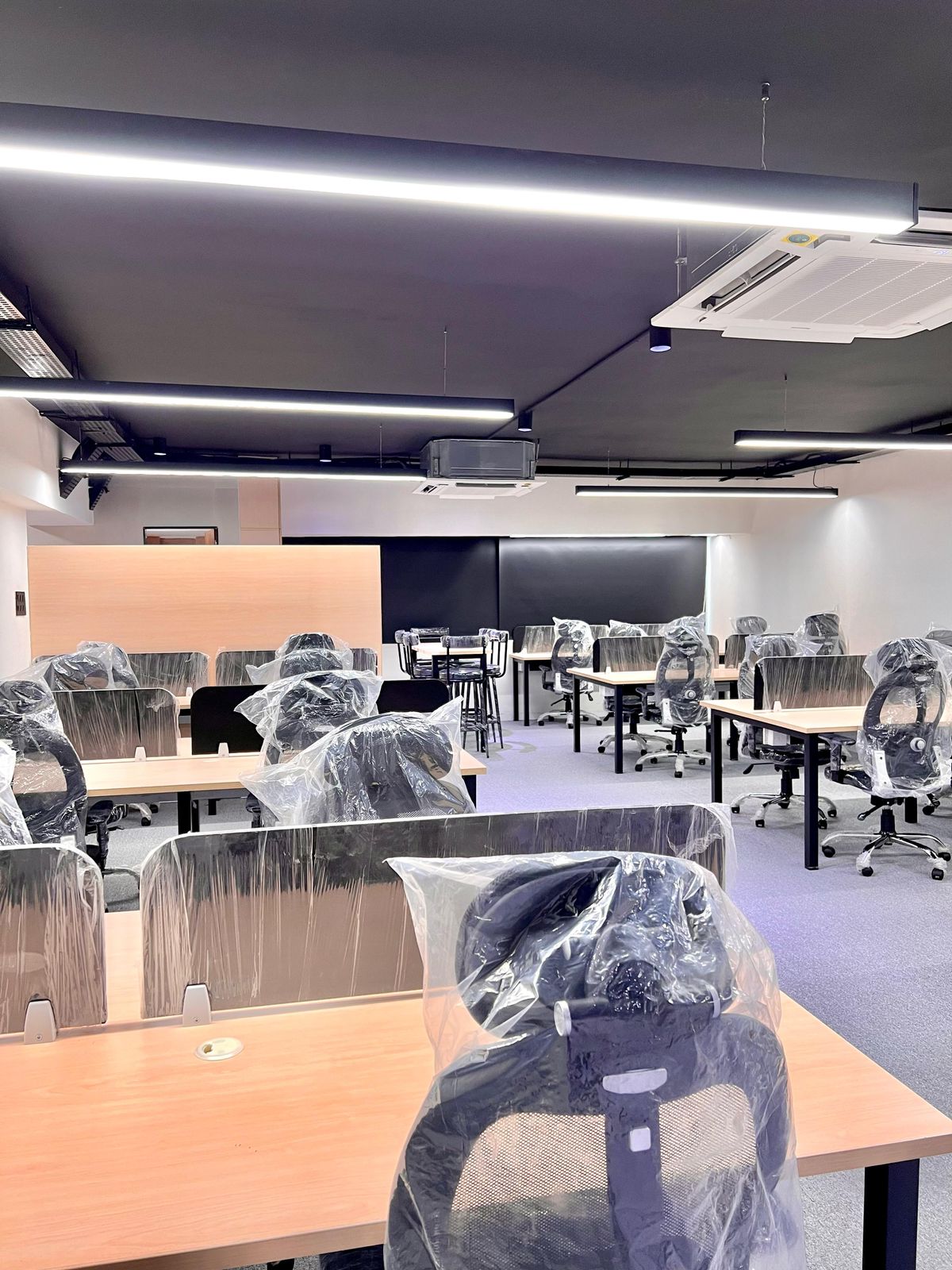 Rental Commercial Office Space 4800 Sq.Ft. in Sector 106 Noida - 8468417