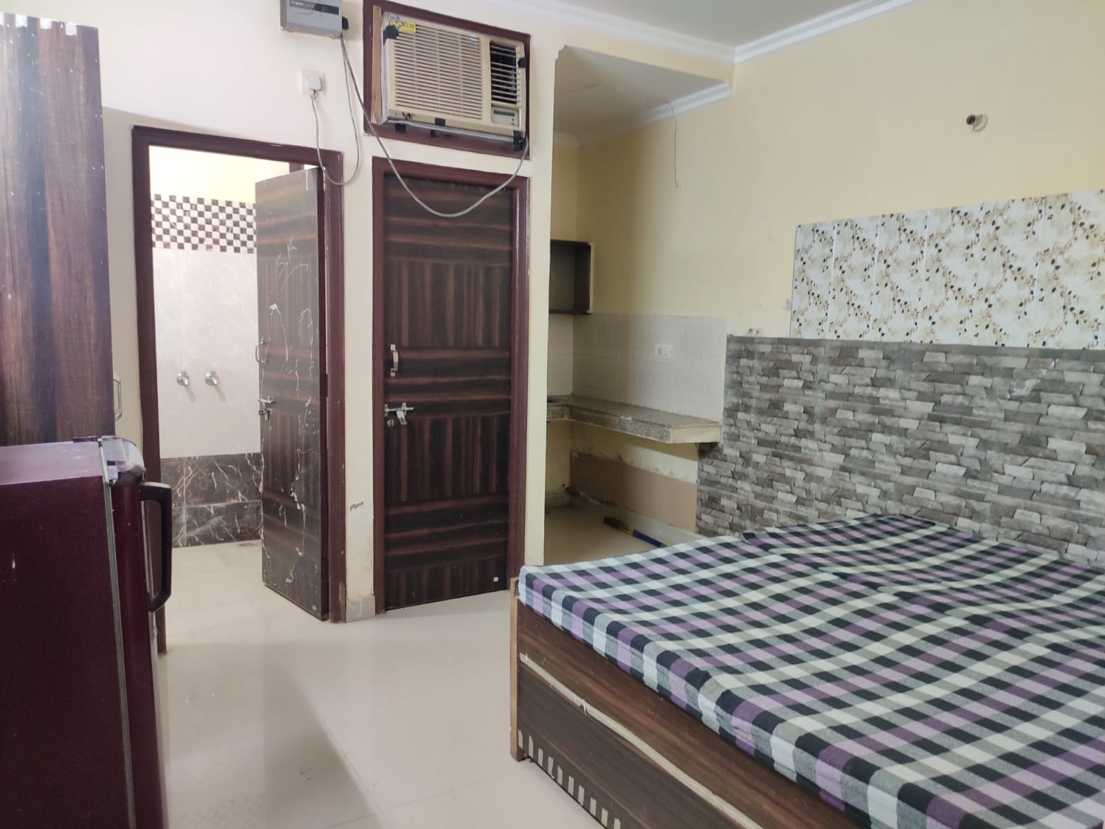 Rental 1 RK 200 Sq.Ft. Builder Floor in SS 100, Sector 49 Gurgaon - 7834848