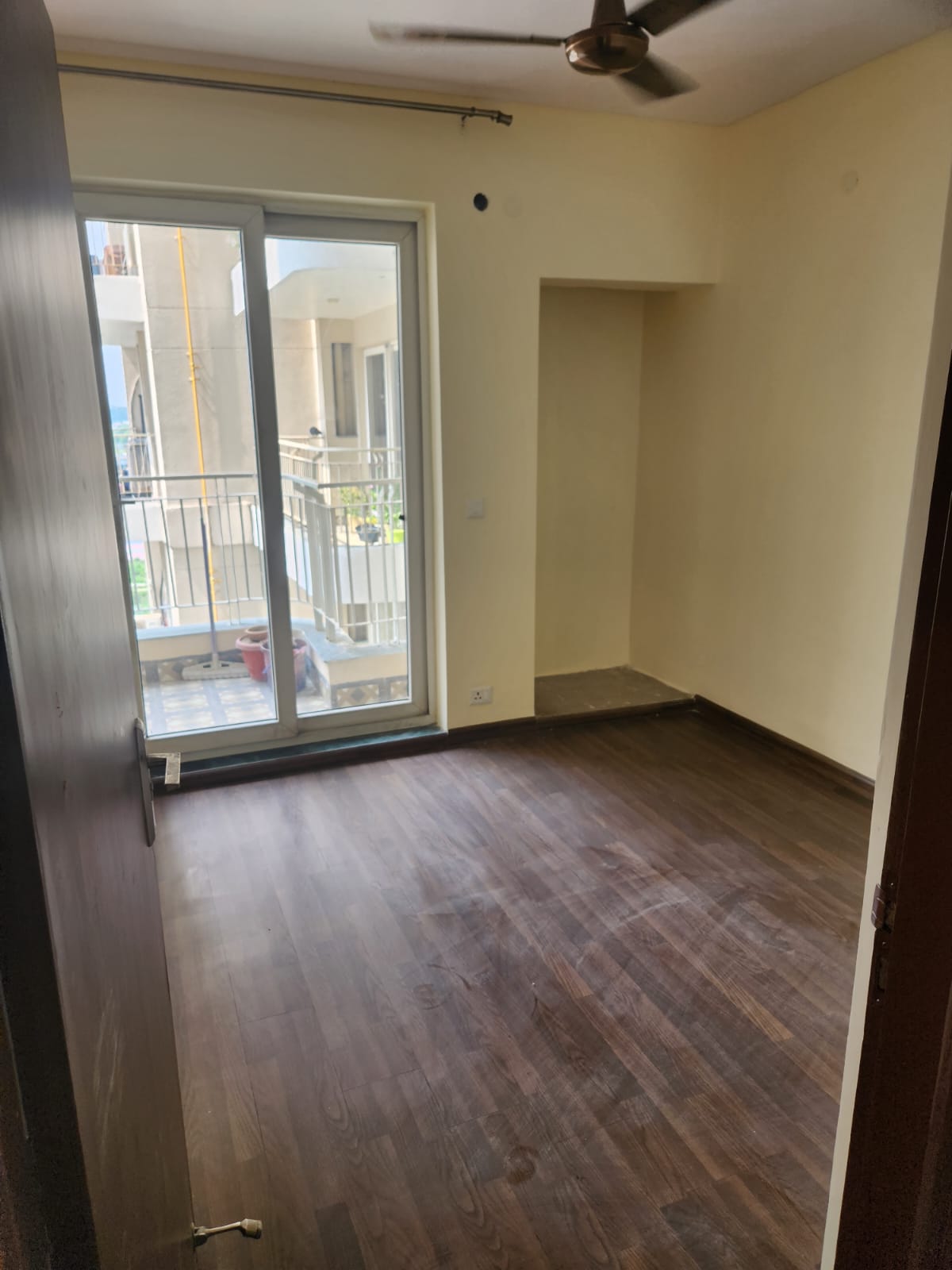 Rental Commercial Office Space 740 Sq.Ft. in Omaxe World Street, Sector ...