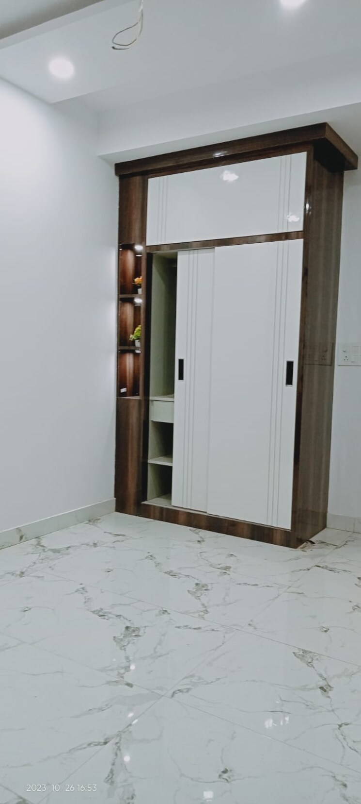 Resale 4 Bedroom 1750 Sq.Ft. Builder Floor in Sector 72 Noida - 8008621