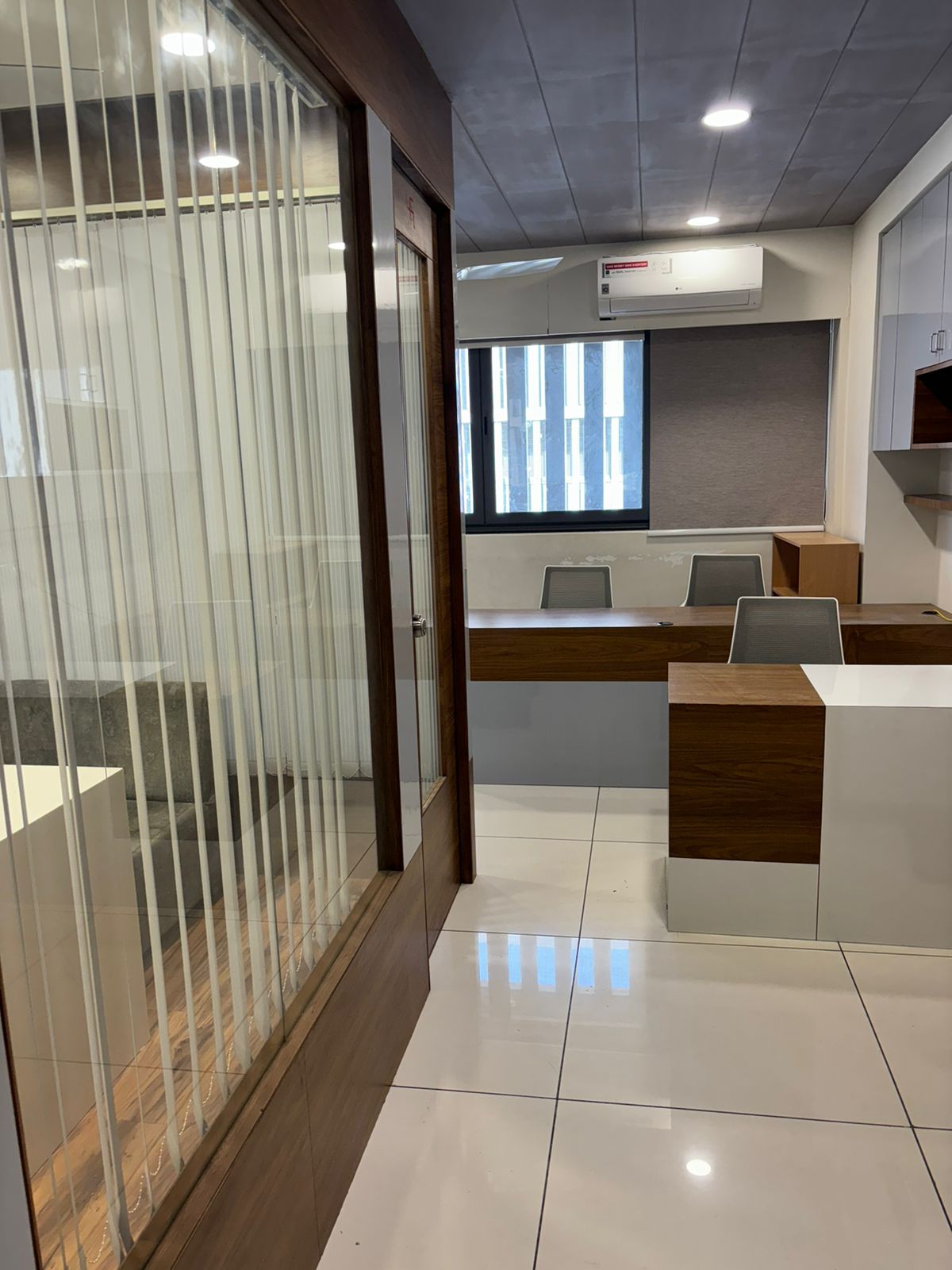Rental Commercial Office Space 610 Sq.Ft. in Gota Ahmedabad - 8013440