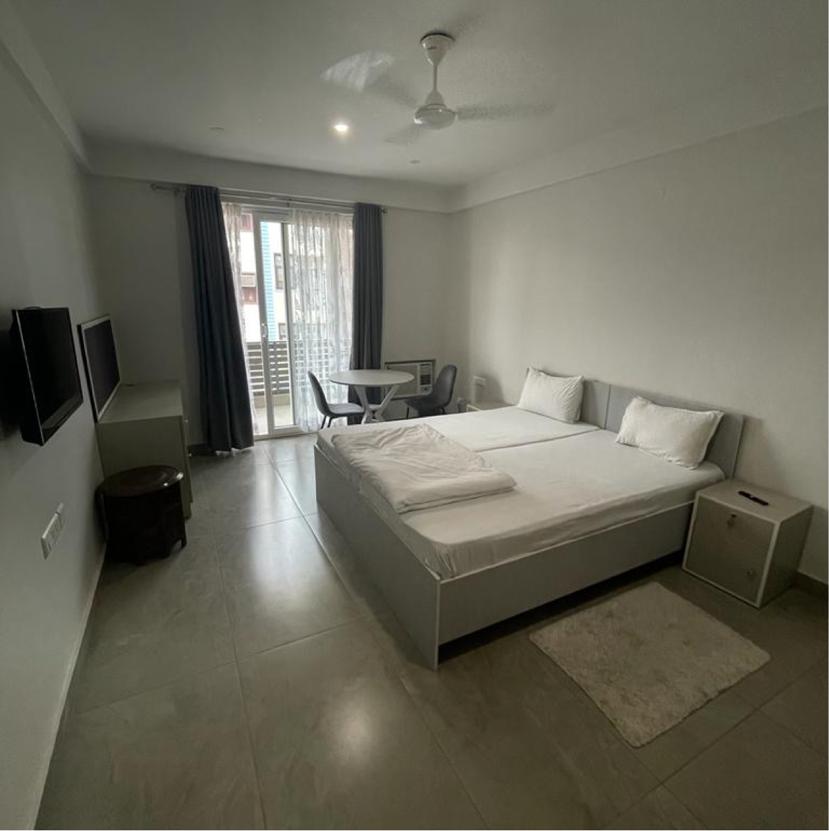 Rental 1 Bedroom 400 Sq.Ft. Apartment in DLF City Phase III, Sector 24 Gurgaon - 8711708