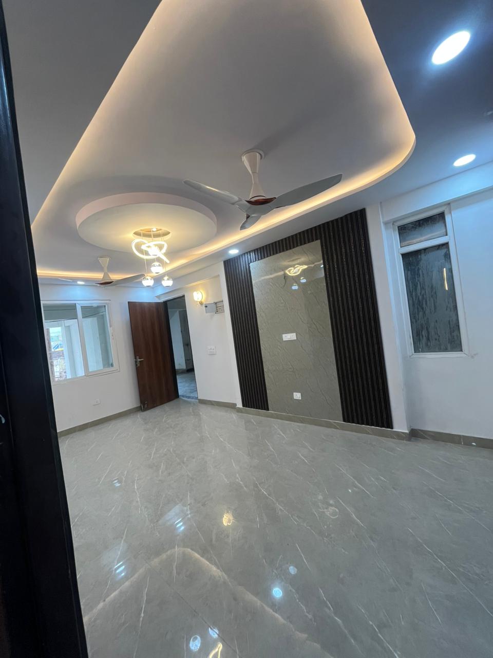 Resale 3 Bedroom 1450 Sq.Ft. Builder Floor in Sector 73 Noida - 8126117