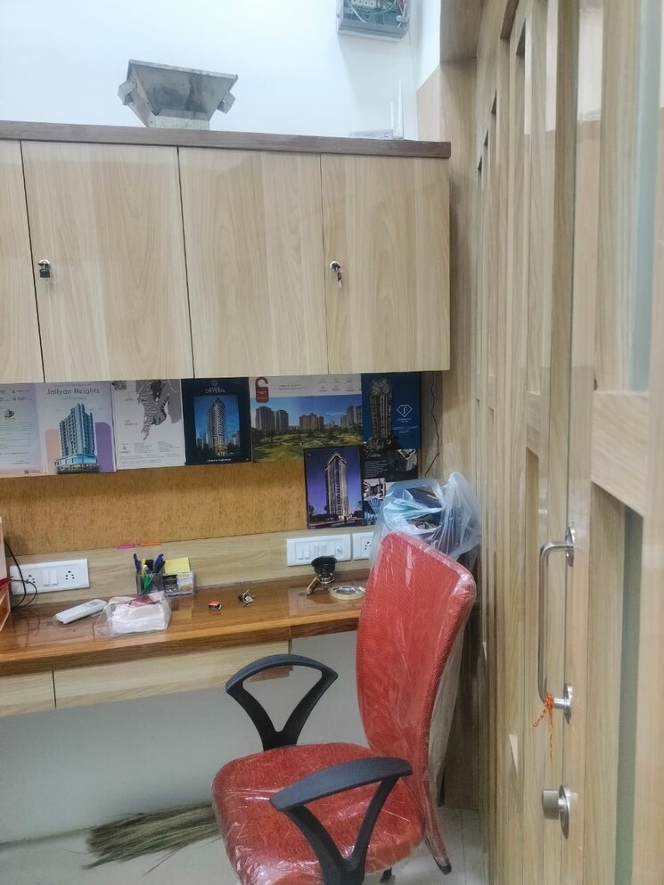 Rental Commercial Office Space 250 Sq.Ft. in Express Zone, Malad East ...