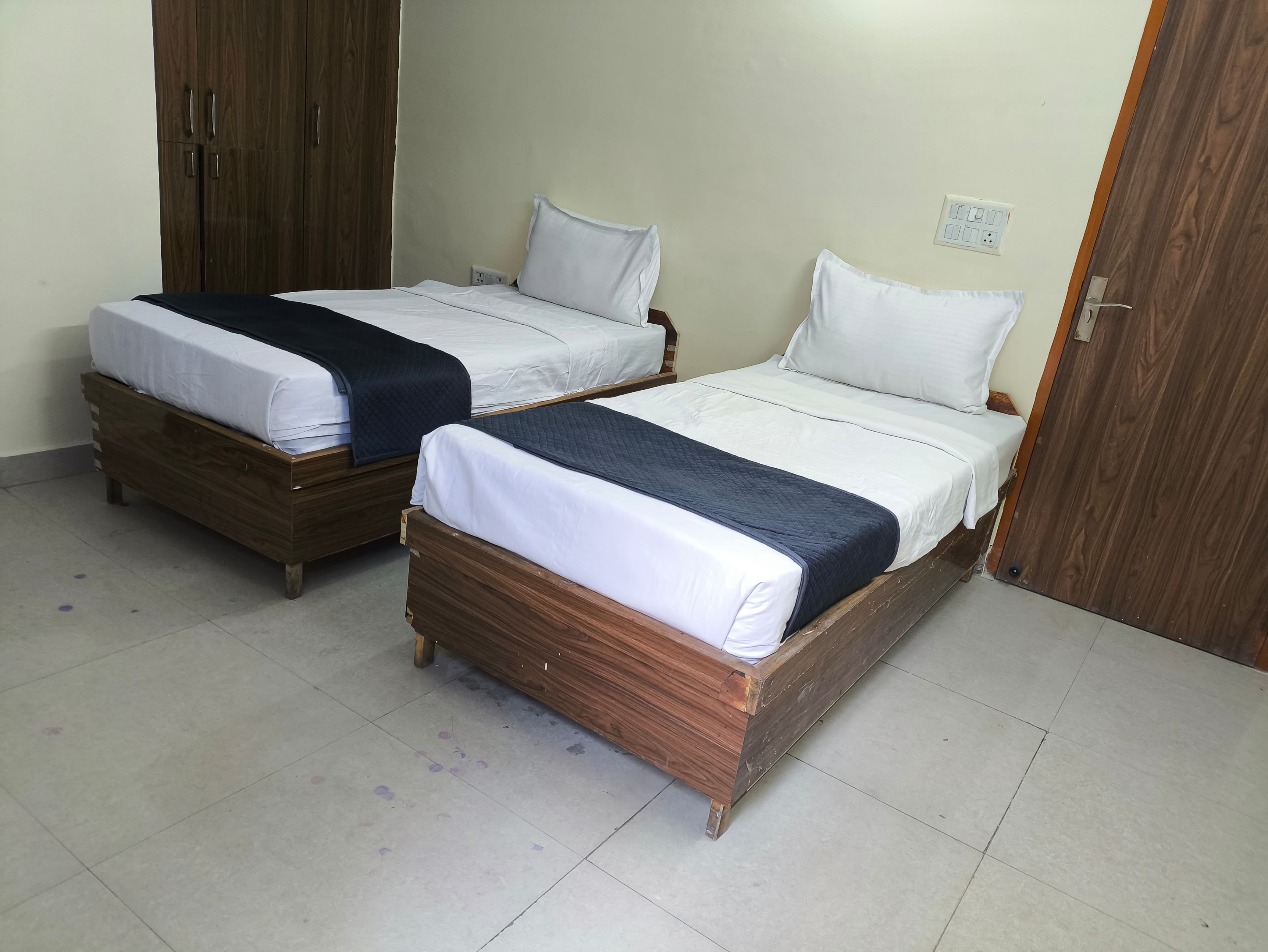 Karan Stay Pg Ramphal Cho for Boys & Girls, Hostels in Sector 7 Dwarka ...