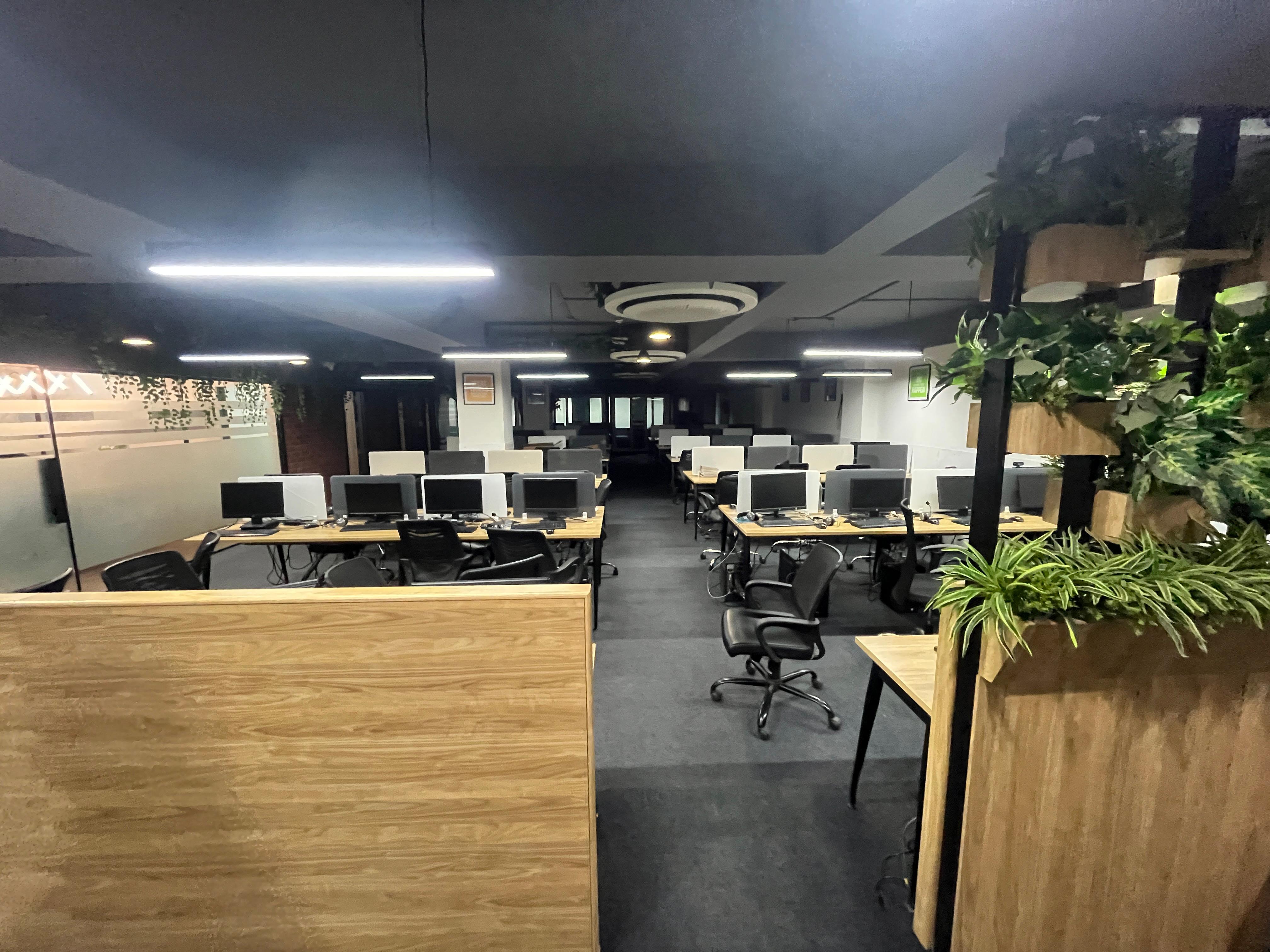 Rental Commercial Office Space 5000 Sq.Ft. in Satellite Ahmedabad - 8282652