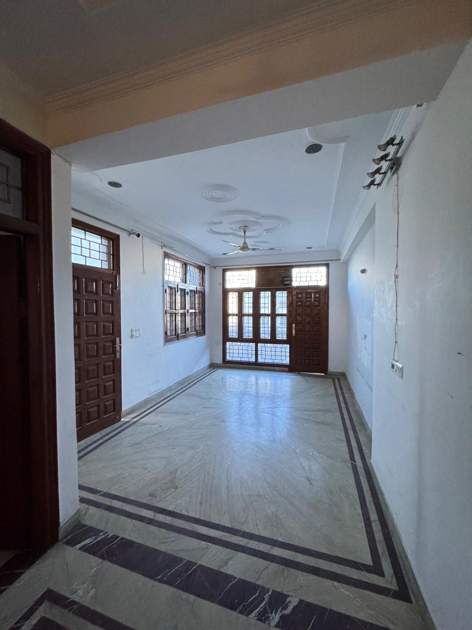 Rental 3 Bedroom 2450 Sq.Ft. Builder Floor in Sukhdev Vihar Delhi - 8299941