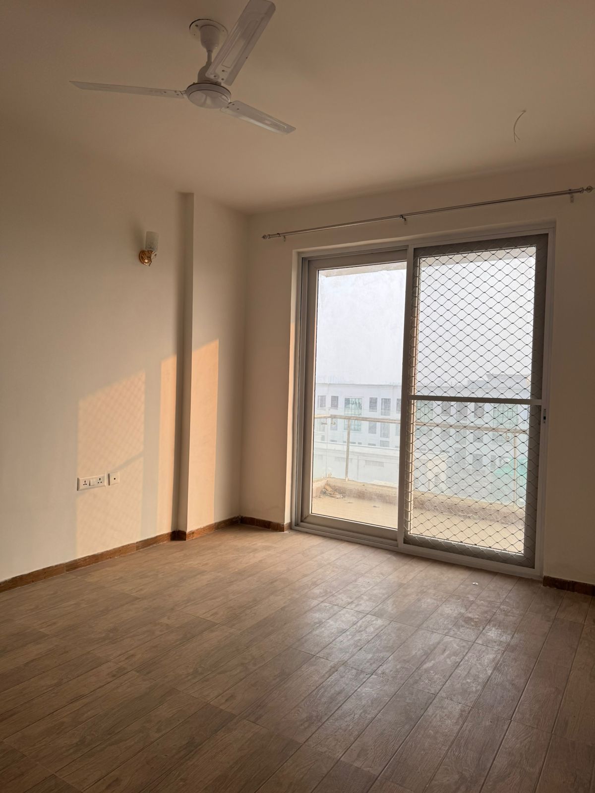 Rental 3 Bedroom 1925 Sq.Ft. Apartment in Omaxe Royal Residency ...