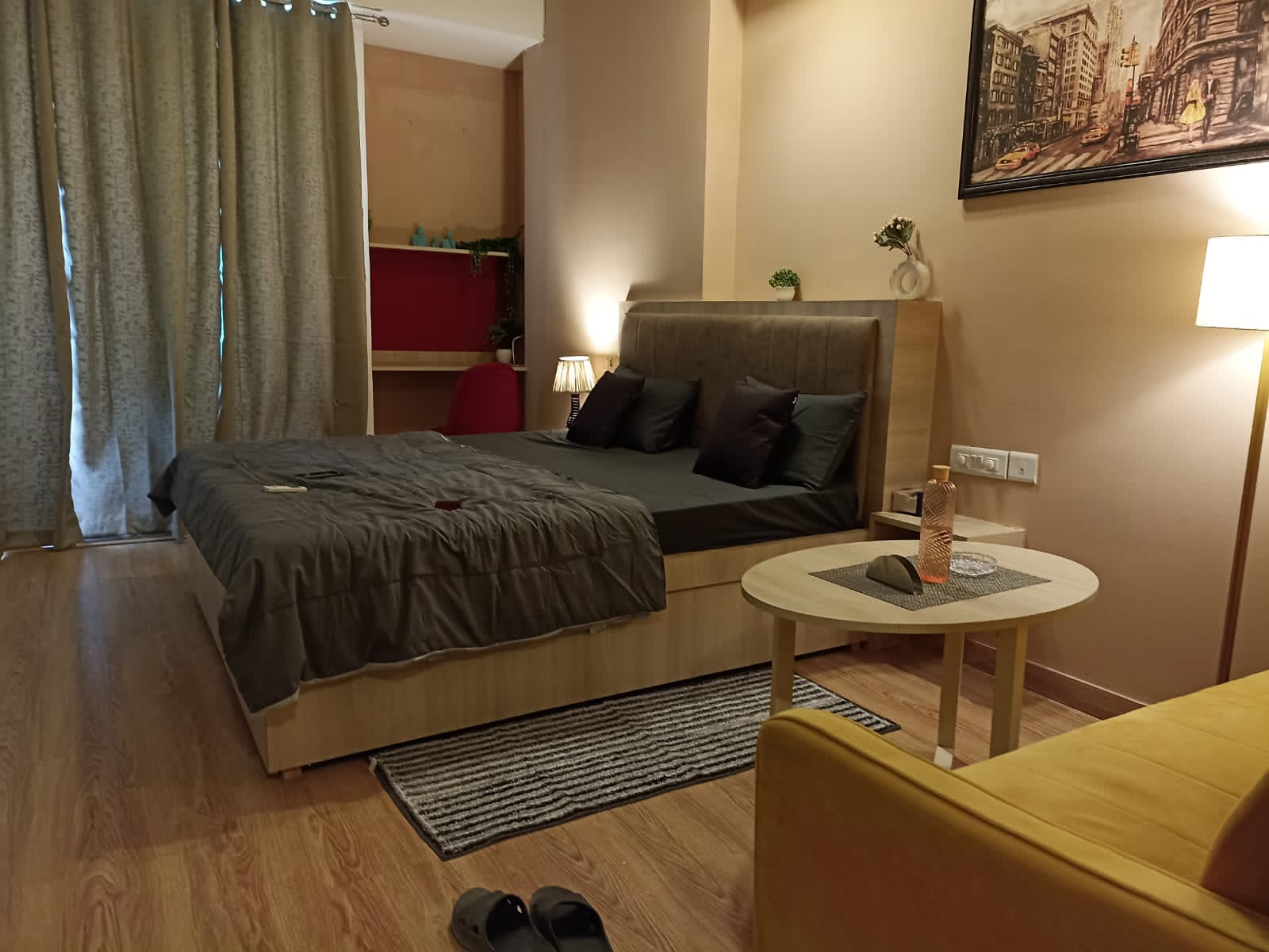 Rental Studio 530 Sq.Ft. Apartment in Gaur City Mall, Sector 4, Greater ...