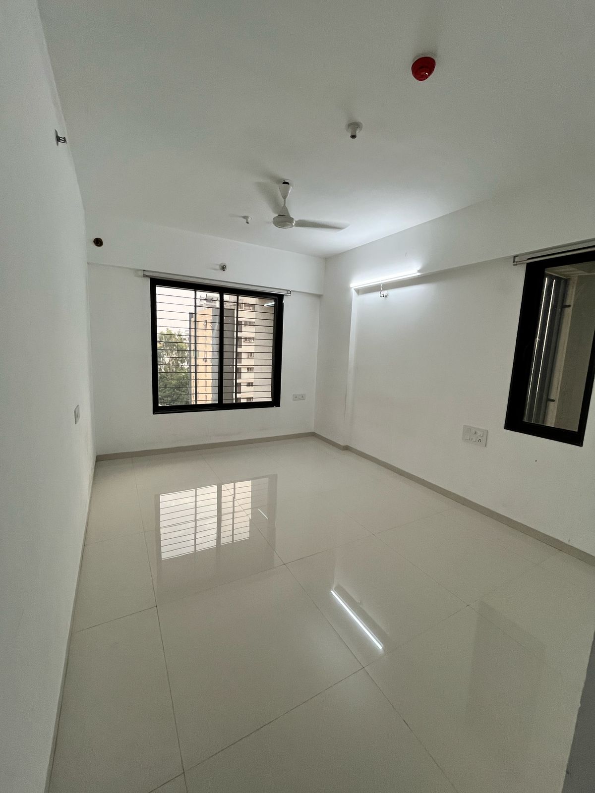 Resale Commercial Shop 500 Sq.Ft. in Kumar Pinnacle, Tadiwala Road Pune ...