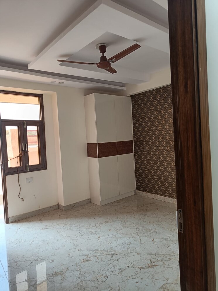 Resale 2 Bedroom 1050 Sq.Ft. Builder Floor in Sector 72 Noida - 8570354