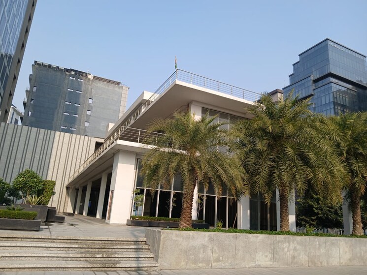 Rental Commercial Office Space 10050 Sq.Ft. in Sector 136 Noida - 8678154
