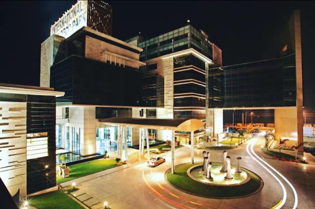 Rental Commercial Office Space 40010 Sq.Ft. in Sector 127 Noida - 8716185