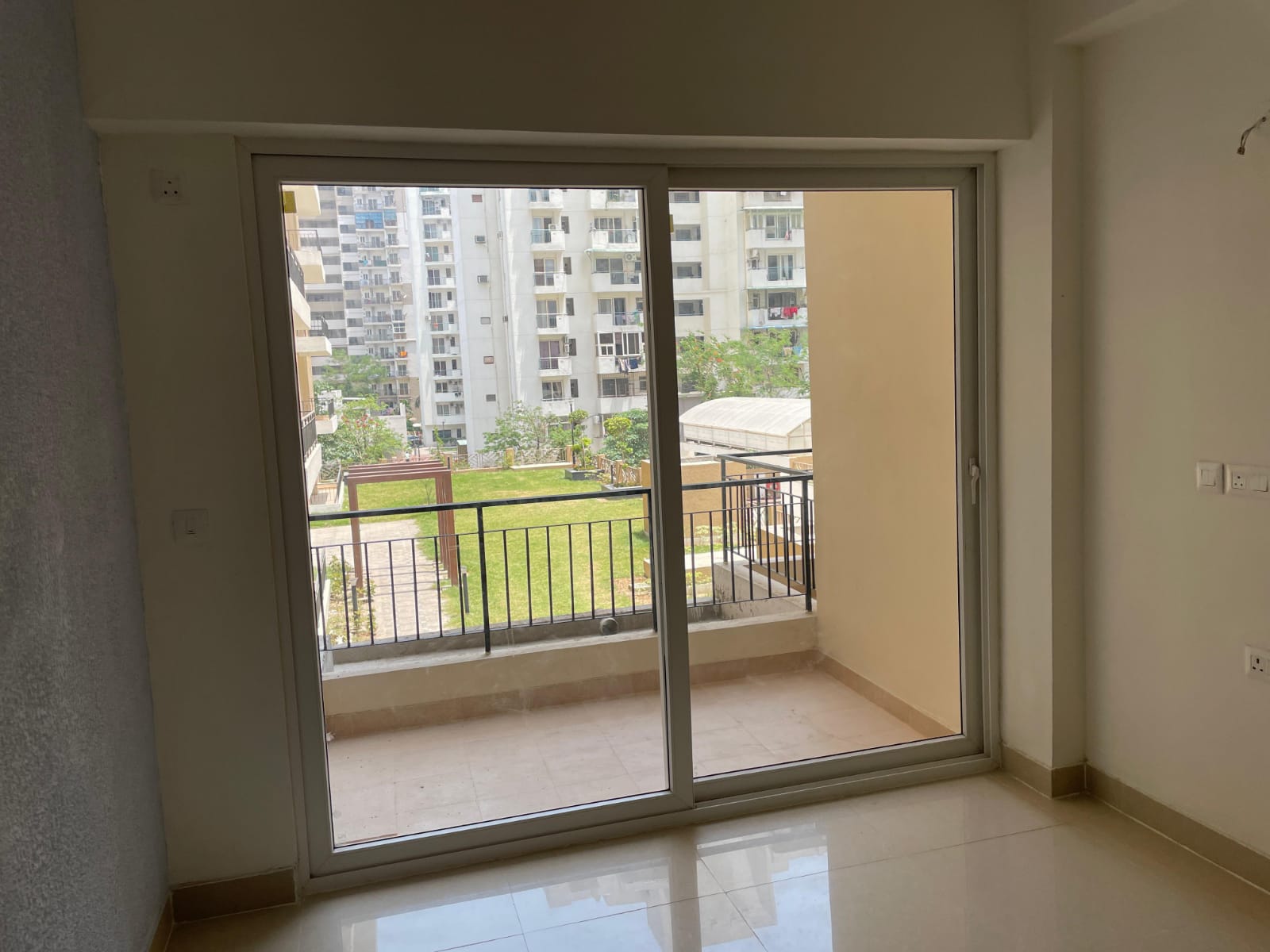 Rental 3 Bedroom 1375 Sq.Ft. Apartment in Amrapali Crystal Homes ...