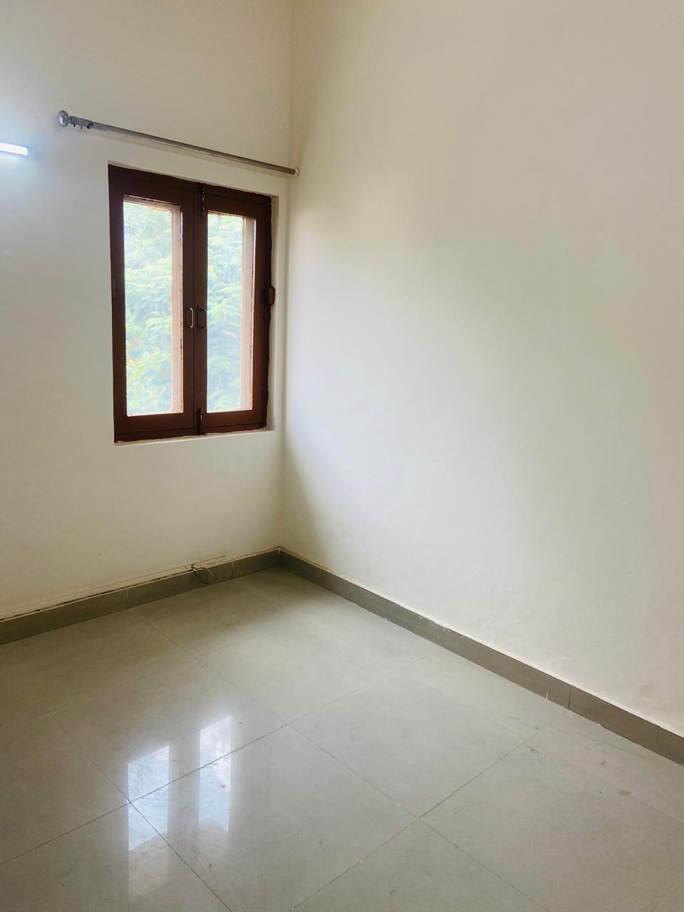 Rental 3 Bedroom 1500 Sq.Ft. Apartment in Arun Vihar Sector 37, Sector ...
