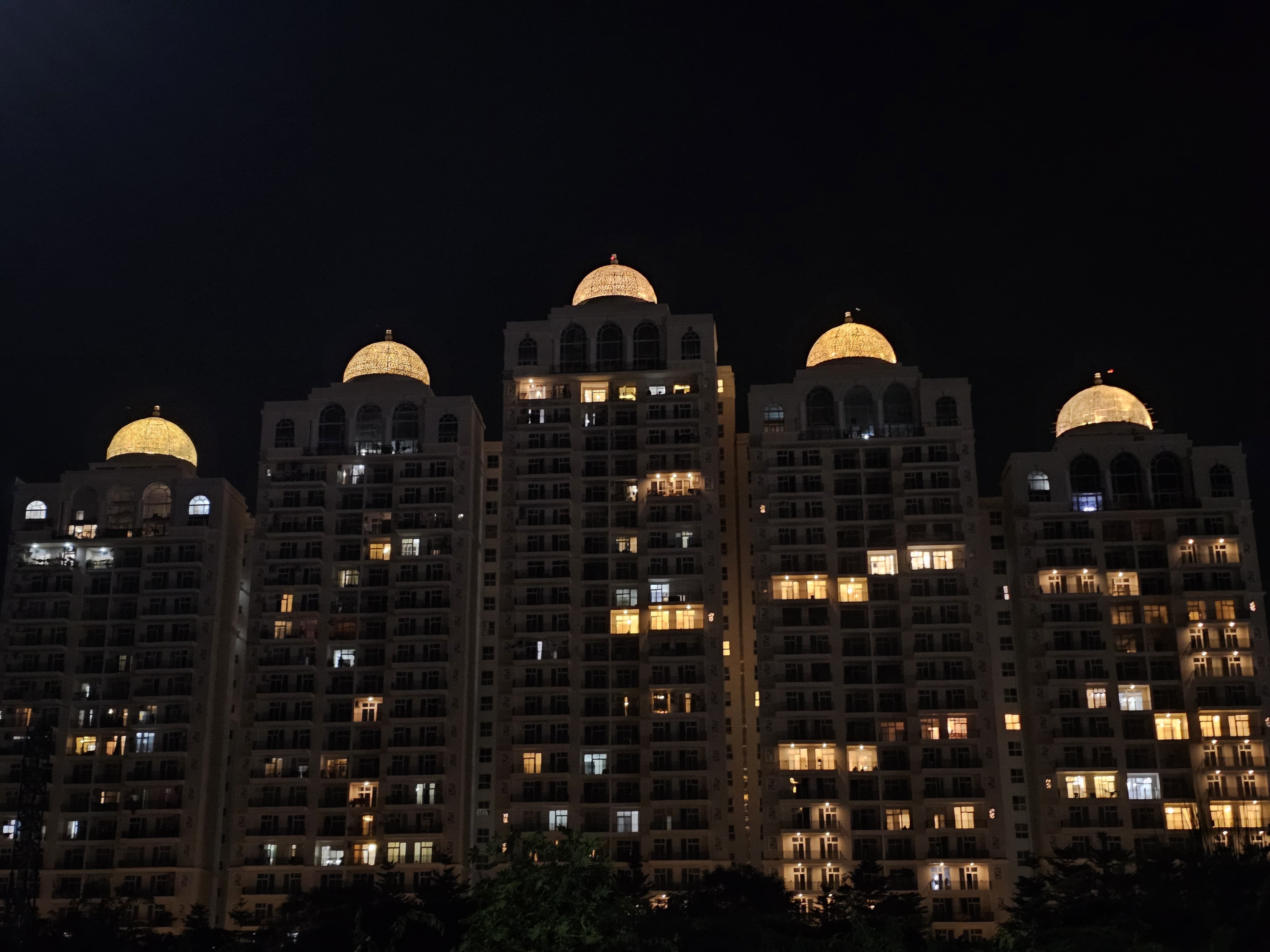 Rental 3 Bedroom 1500 Sq.Ft. Apartment in Omaxe The Palace, Gomti Nagar ...