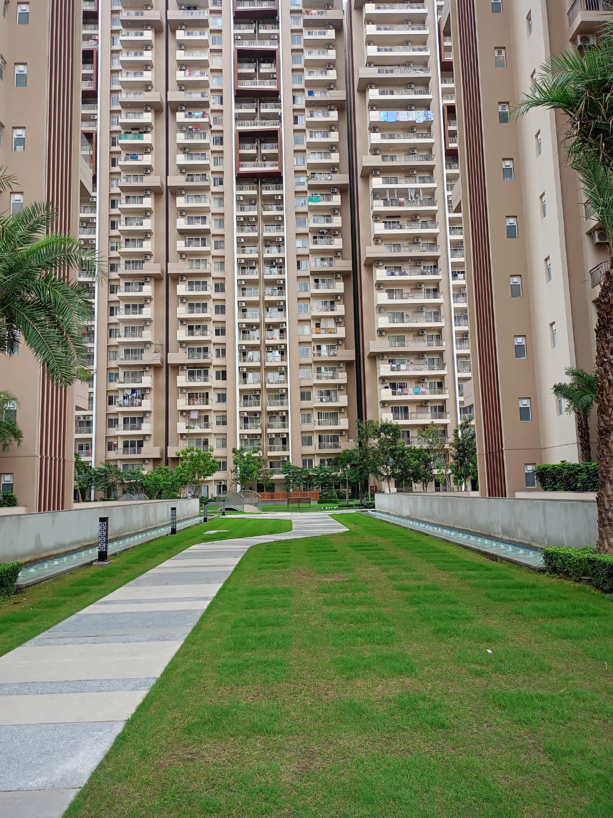Rental 3 Bedroom 1375 Sq.Ft. Apartment in Amrapali Crystal Homes ...