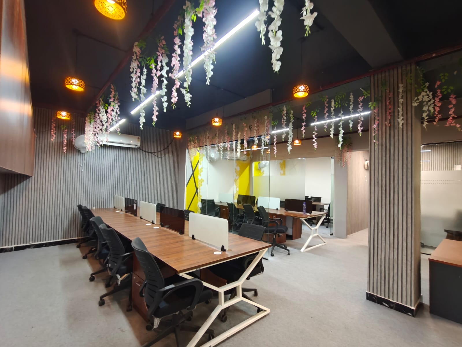 Rental Commercial Office Space 1500 Sq.Ft. in Sector 63 Noida - 9291942