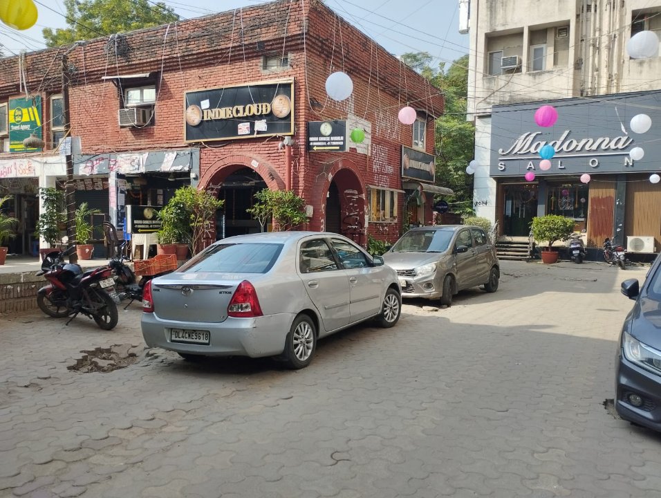 Rental Commercial Shop 325 Sq.Ft. in Geetanjali Enclave Delhi - 9348536
