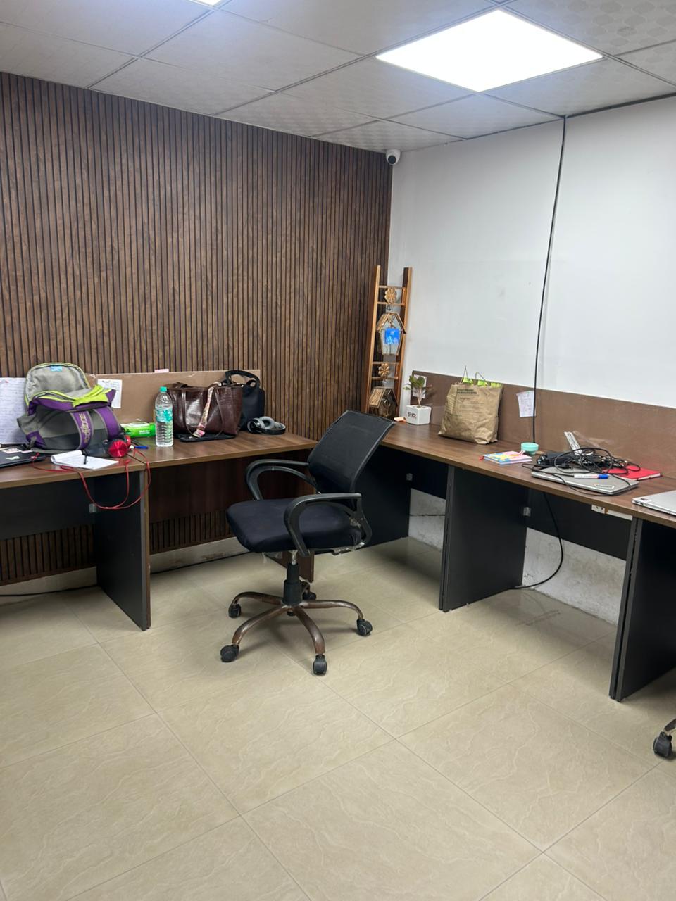 Rental Commercial Office Space 2000 Sq.Ft. in Sector 63 Noida - 9376361
