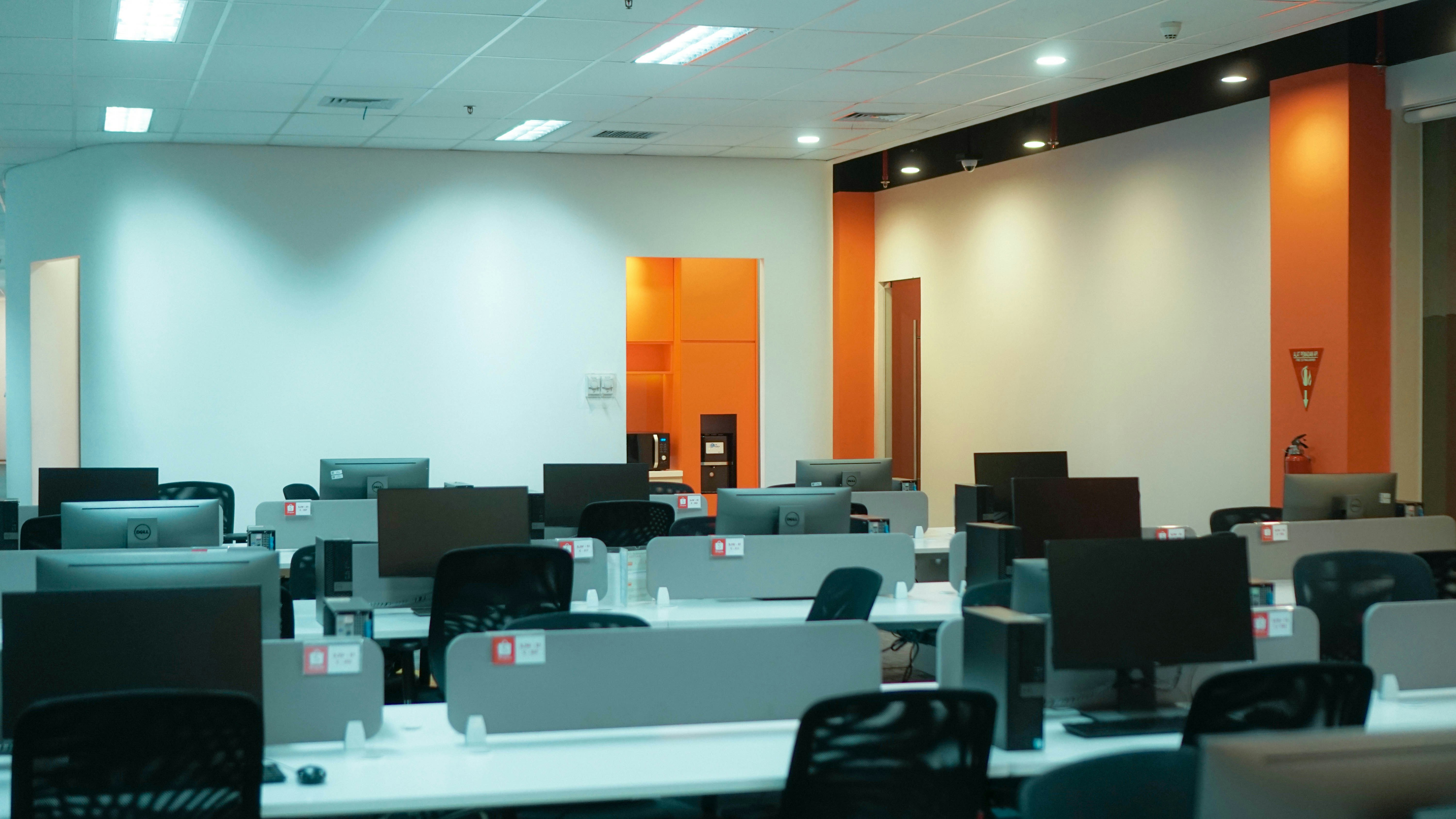 Rental Commercial Office Space 4000 Sq.Ft. in Udyog Vihar Gurgaon - 9389345