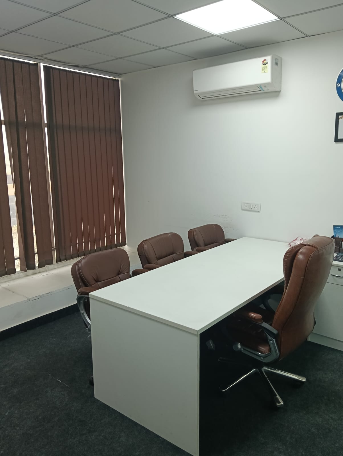 Rental Commercial Office Space 850 Sq.Ft. in Sector 4 Noida - 9559744