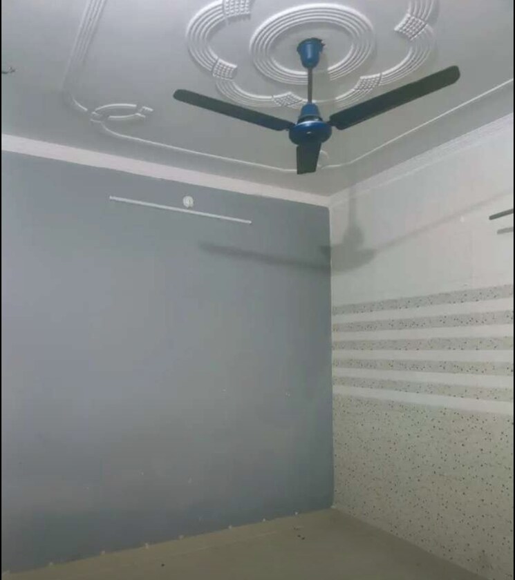 Rental Commercial Office Space 1360 Sq.Ft. in Lalbagh Lucknow - 9558083