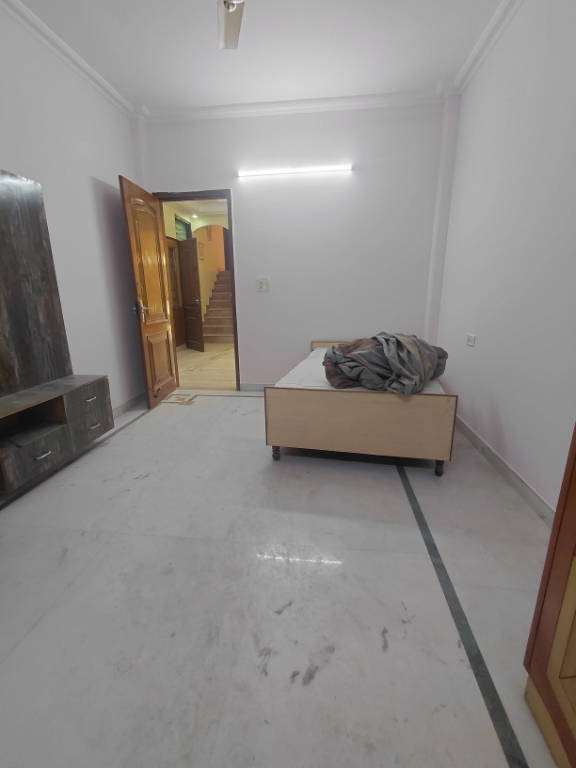 Rental 3 Bedroom 1350 Sq.Ft. Builder Floor in Janakpuri Delhi - 9581202