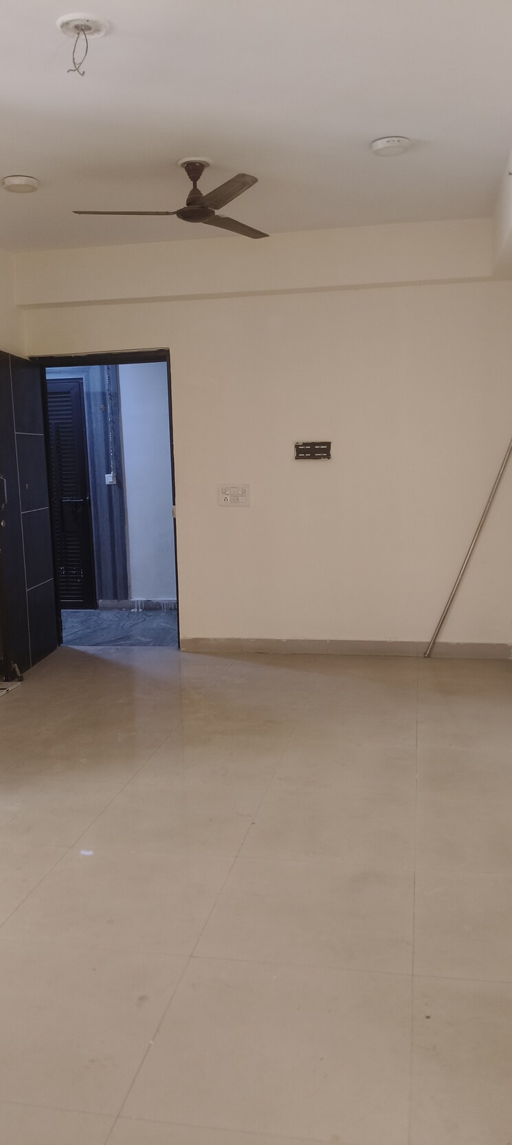 Rental 3 Bedroom 1250 Sq.Ft. Apartment in Galaxy North Avenue ll, Gaur ...