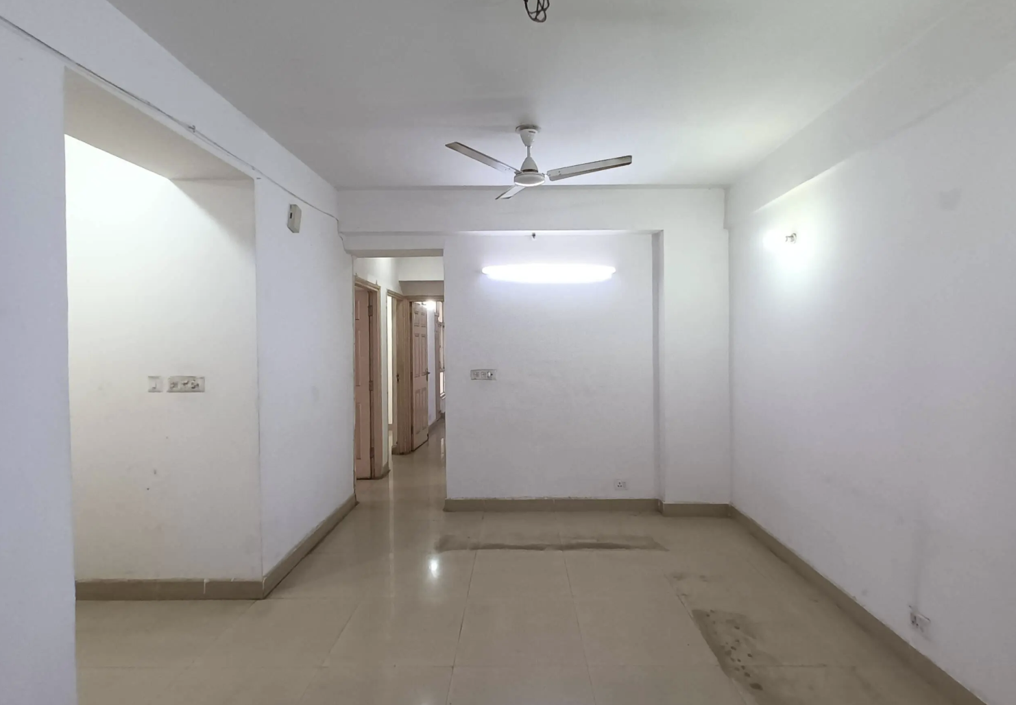 Resale 2.5 Bedroom 950 Sq.Ft. Apartment in Supertech Cape Town, Sector ...