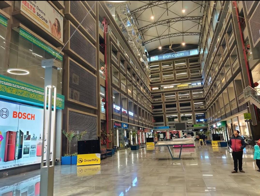 Rental Commercial Showroom 5500 Sq.Ft. in Topsia Road Kolkata - 7821138