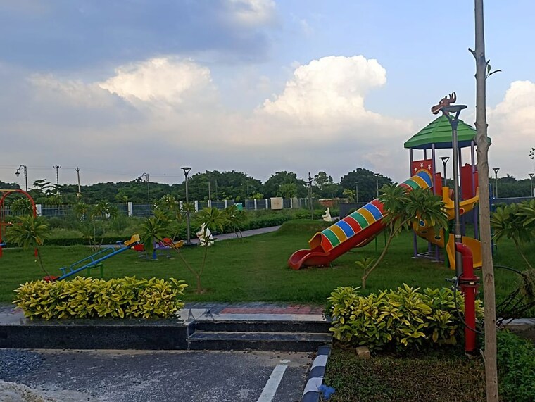 Resale 3.5 Bedroom 1620 Sq.Ft. Builder Floor in Breez Flora Avenue 33 ...