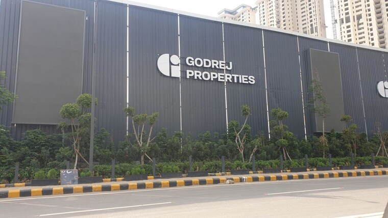 Resale 3.5 Bedroom 3723 Sq.Ft. Apartment in Godrej Samaris, Sector 53 ...