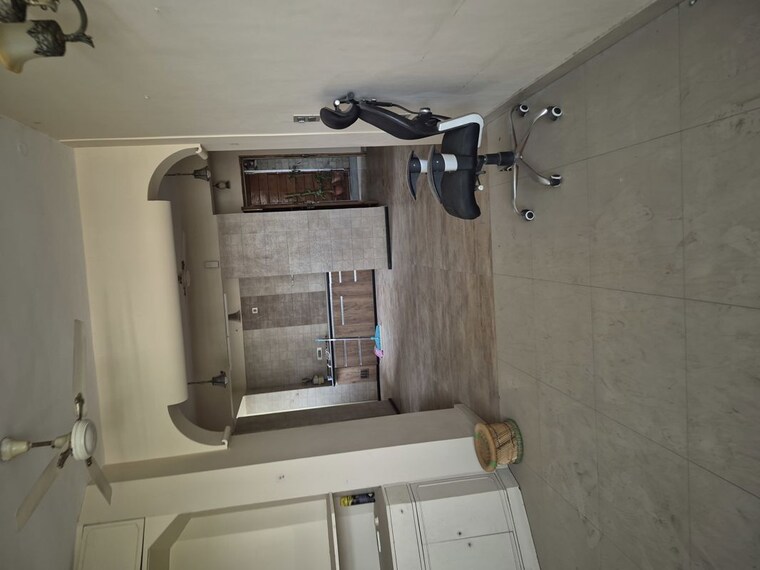 Rental 2.5 Bedroom 1250 Sq.Ft. Apartment in Mayur Vihar Delhi - 10449700