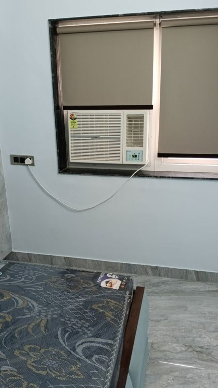 Rental 1 RK 200 Sq.Ft. Apartment in Unitech Uniworld Gardens, Sector 47 ...