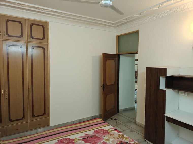 Rental 4 Bedroom 2750 Sq.Ft. Builder Floor in Model Town Delhi - 10462947
